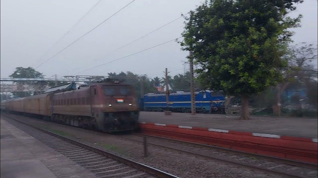 High Speed action: Kurla LTT Express racing past Jakpur - YouTube