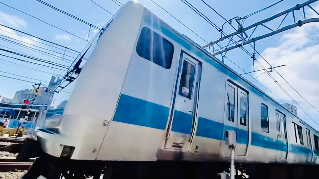 [VR180] 秋空の下、矢向踏切を通過する京浜東北線E233系 - YouTube