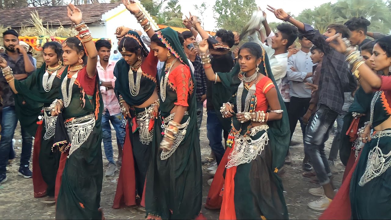 adivasi tribal girl super dance// - YouTube