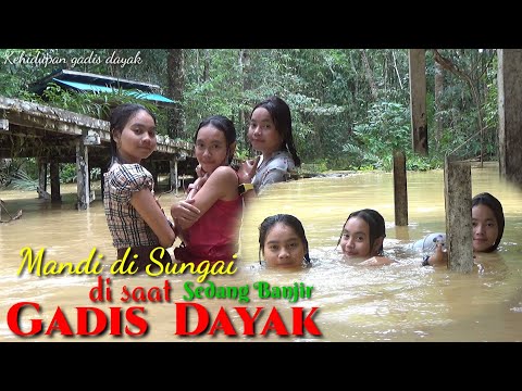 Gadis Dayak mandi di sungai ketika banjir