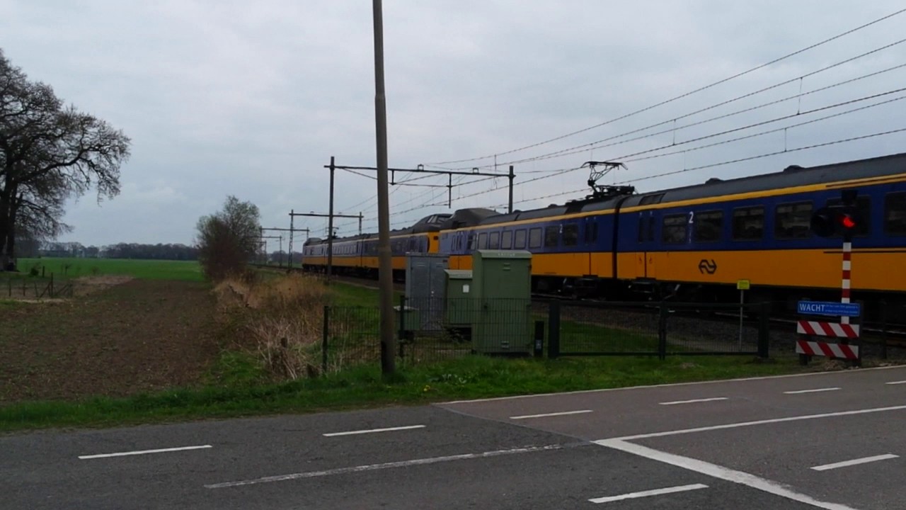 ICMm 40xx + 40xx Passeert Spoorwegovergang Broekhuizen, Broekhuizen ...