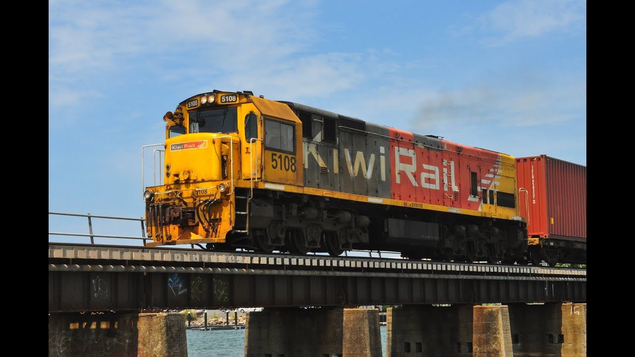 Short Freight Trains (25+ minutes of Rail Action) - YouTube