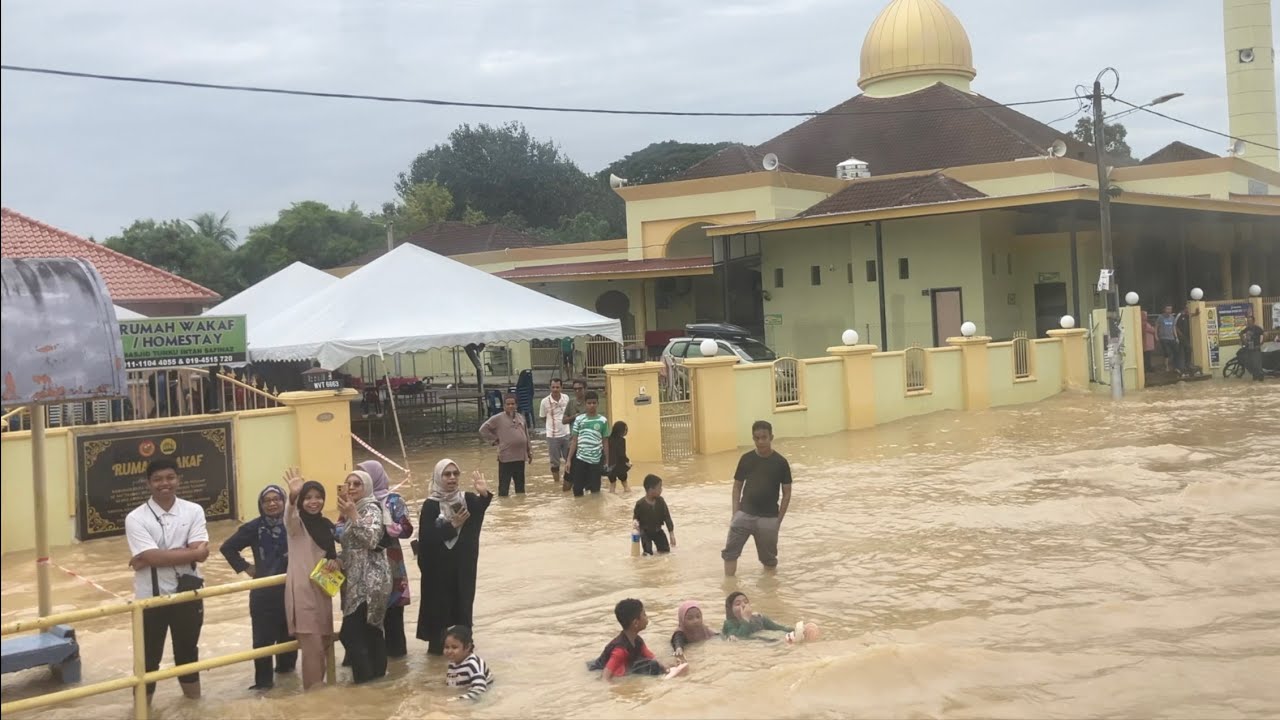 マレーシア・タイ国境(ダンノック)冠水地帯を突っ切ってMalaysia Thailand Border(Dannok)Ahead the ...