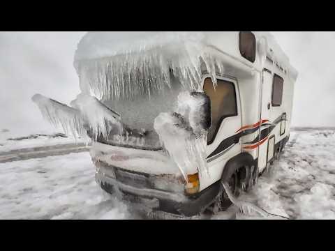 Camping im Van bei einem Blizzard-Eissturm
