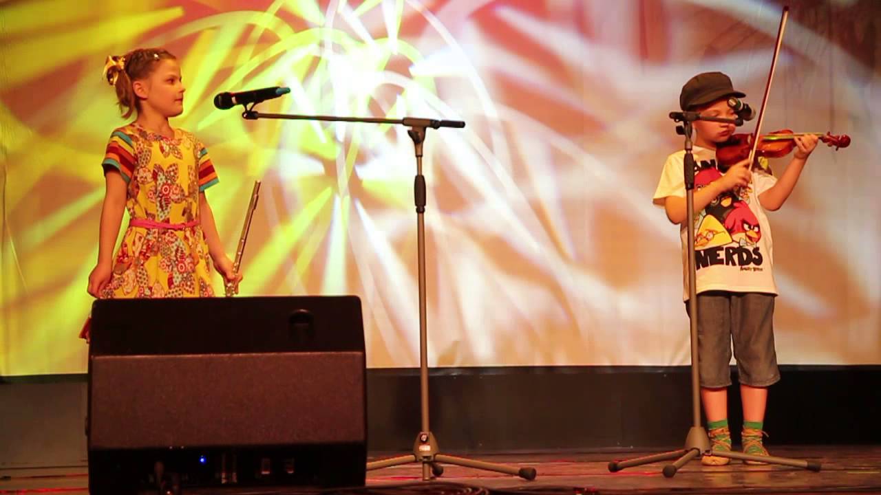 Alberts Karelis un Katrina Casno "Calus skaita rudeni" - YouTube