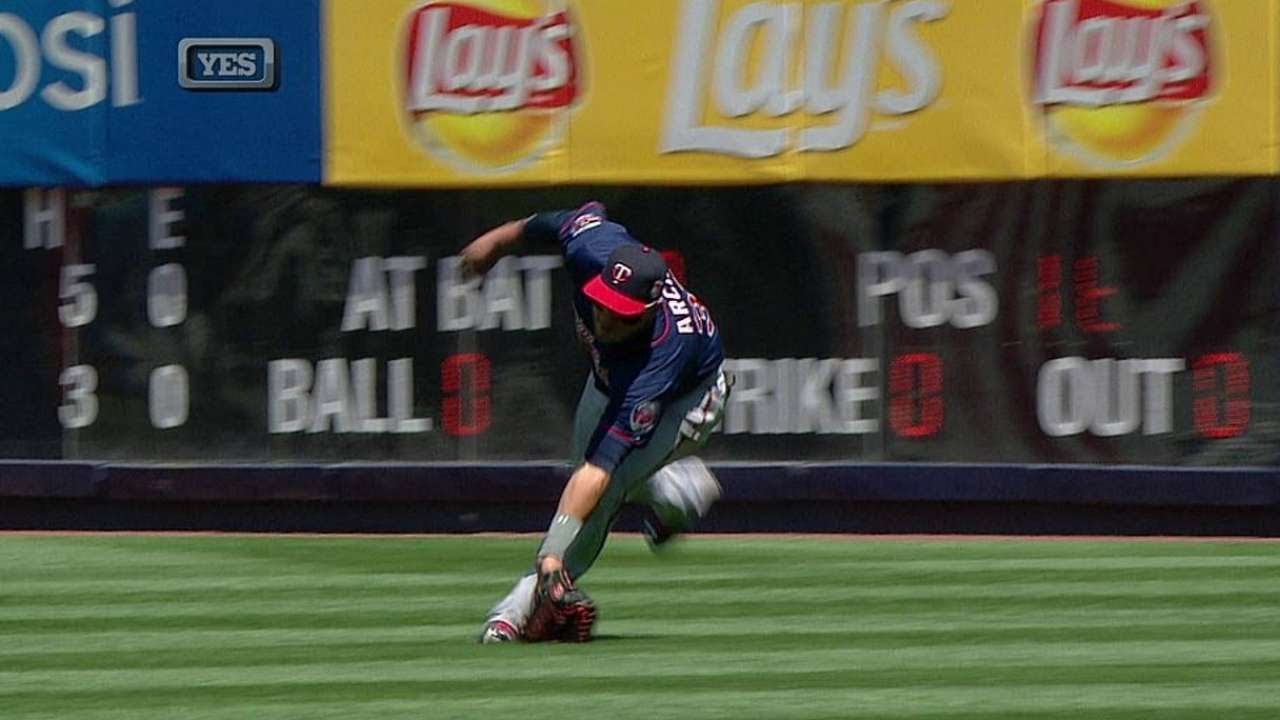 MIN@NYY: Arcia makes a shoestring catch in right - YouTube