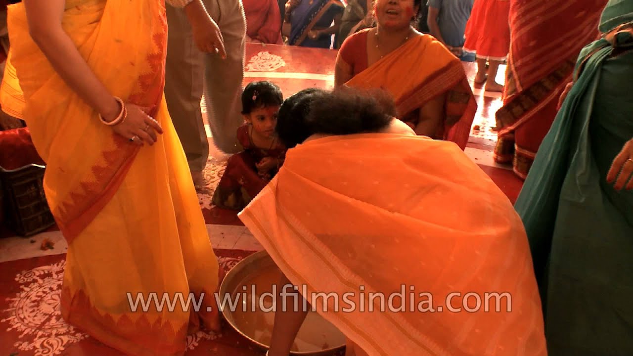 'Maha Snan' ritual of Durga Puja - YouTube