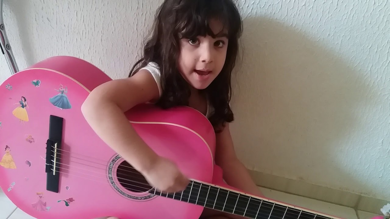 Jamilly cantando e tocando Dona maria - YouTube