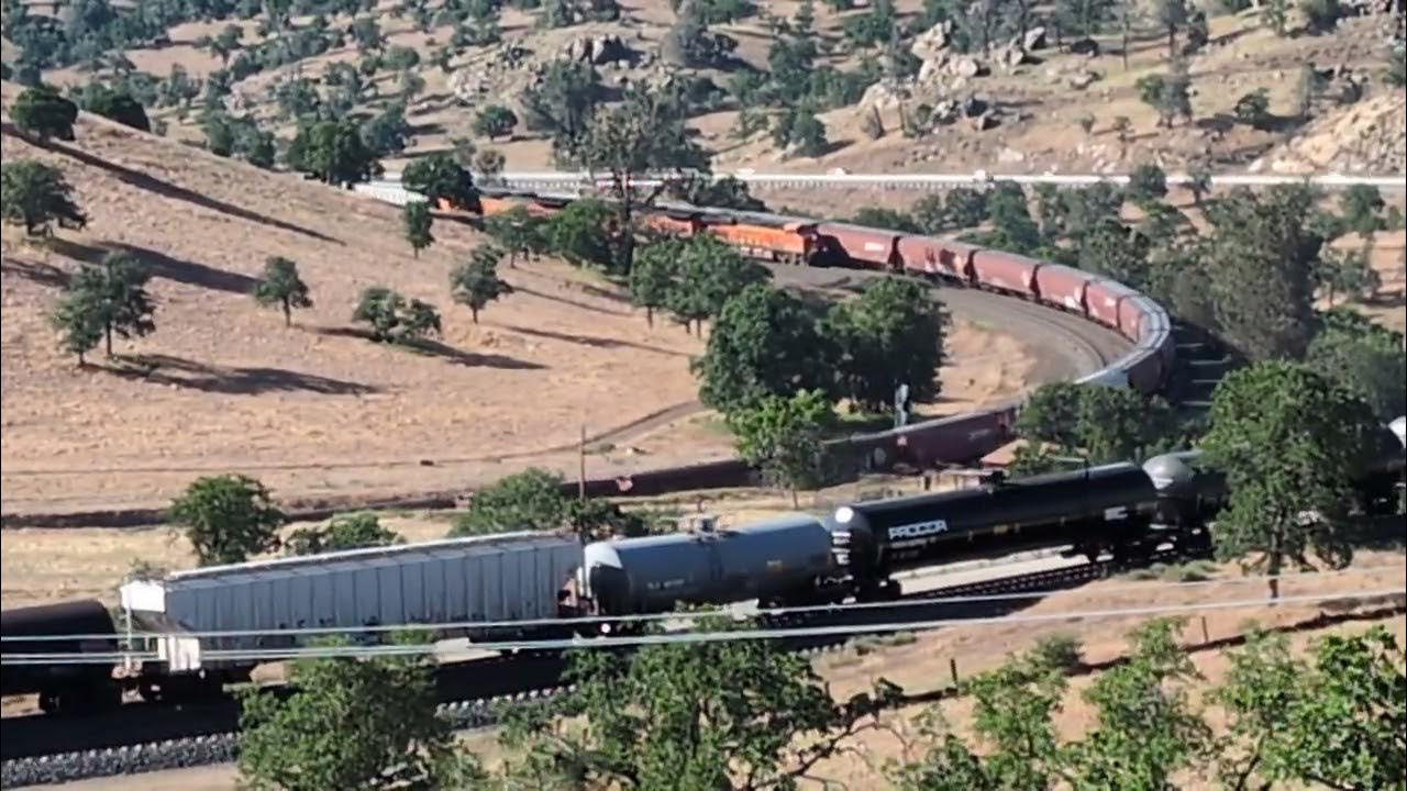 Two trains in the Tehachapi loop - YouTube