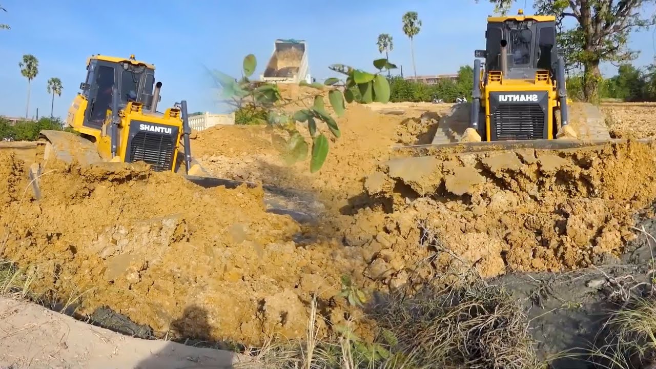 Amazing Strong Dozer Shantui DH17c2 working and Dump Truck TRAGO DAEWOO ...