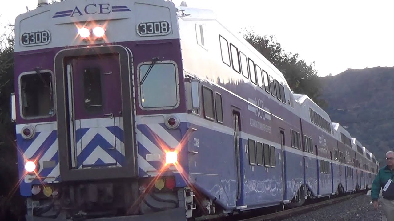 ACE train is going though Pleasaton CA - YouTube