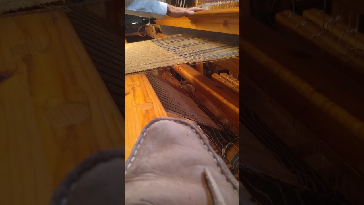 Weaving with a flying shuttle. - YouTube