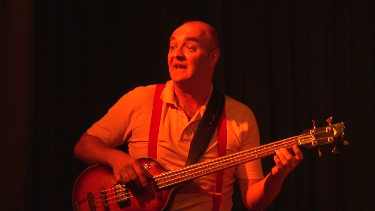 Tri2Pattes - Eng besser Welt (Plakeg a mat vill Gejäiz) - YouTube