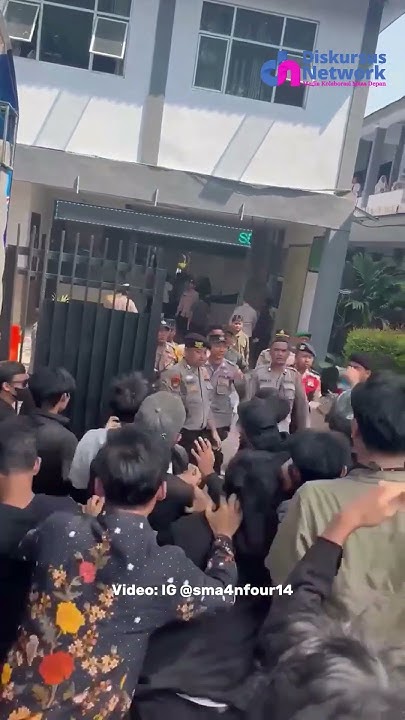 Dugaan Pelecehan Siswi di SMAN 4 Kota Serang Picu Demo Besar - YouTube
