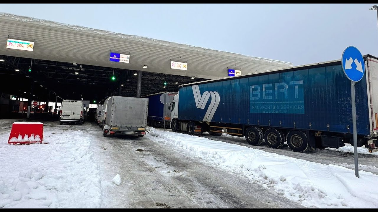 Ukraine takes a step back in a dispute with Polish lorry drivers - YouTube
