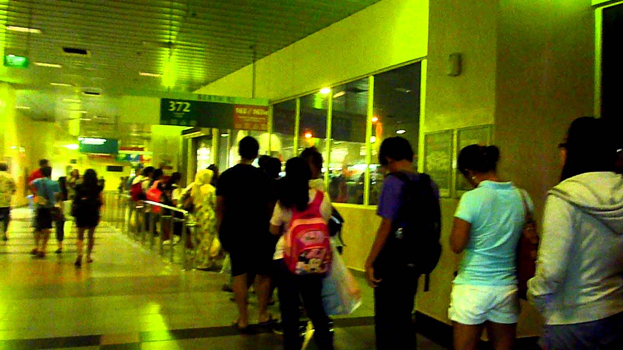 Long queue SBS Transit Service 372 at Sengkang Interchange - YouTube