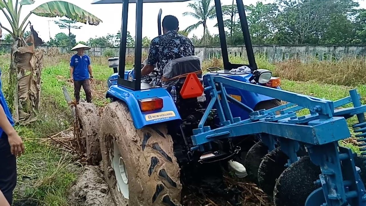 Training mengoperasikan traktor roda 4 new holland - YouTube
