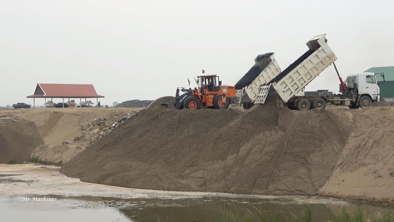 Incredible Powerful Wheel Loader Pushing Sand at Huge Lake Filling Up ...