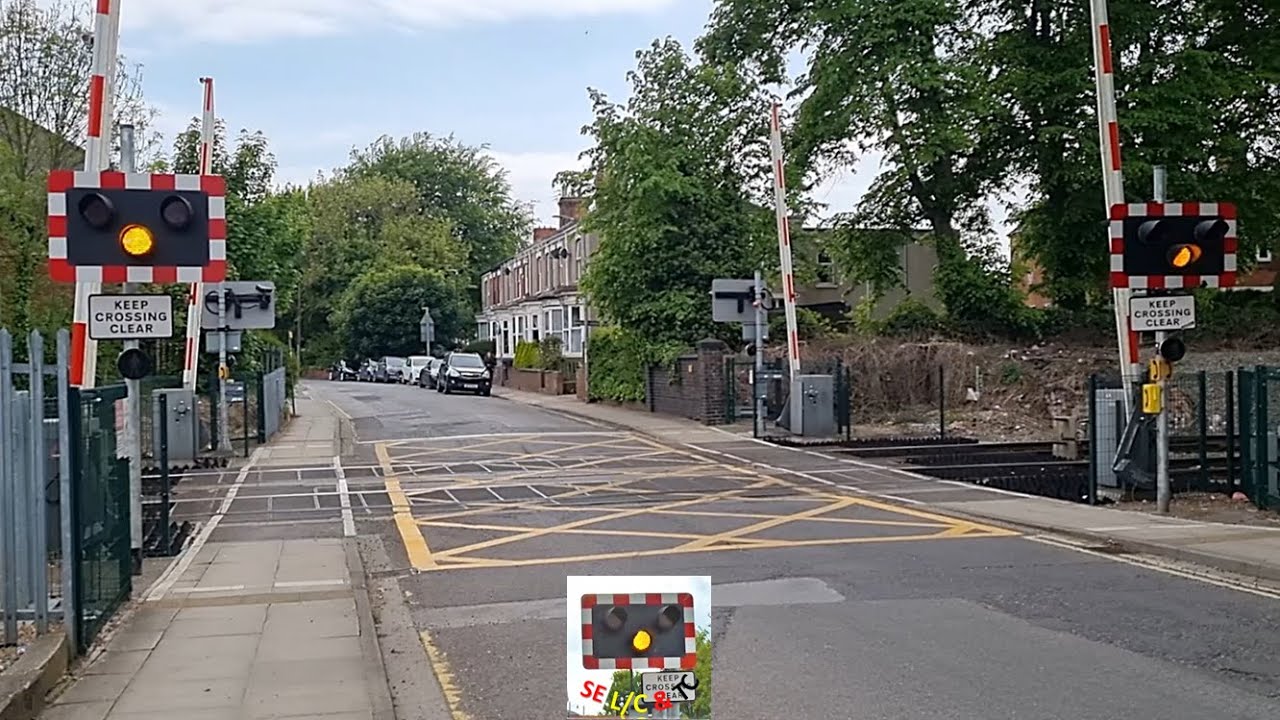 Grimsby (Cartergate) Level Crossing, Lincolnshire - YouTube