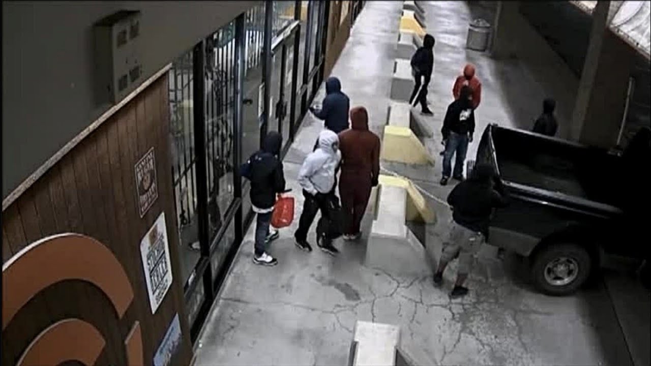 Gun store robbery/Heist - YouTube