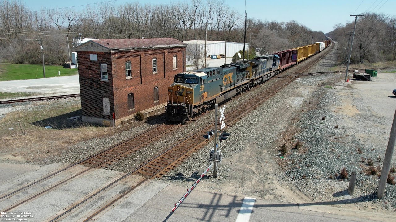 CSX 286 West meets 102 East at Walkerton, IN 4/9/2023 - YouTube