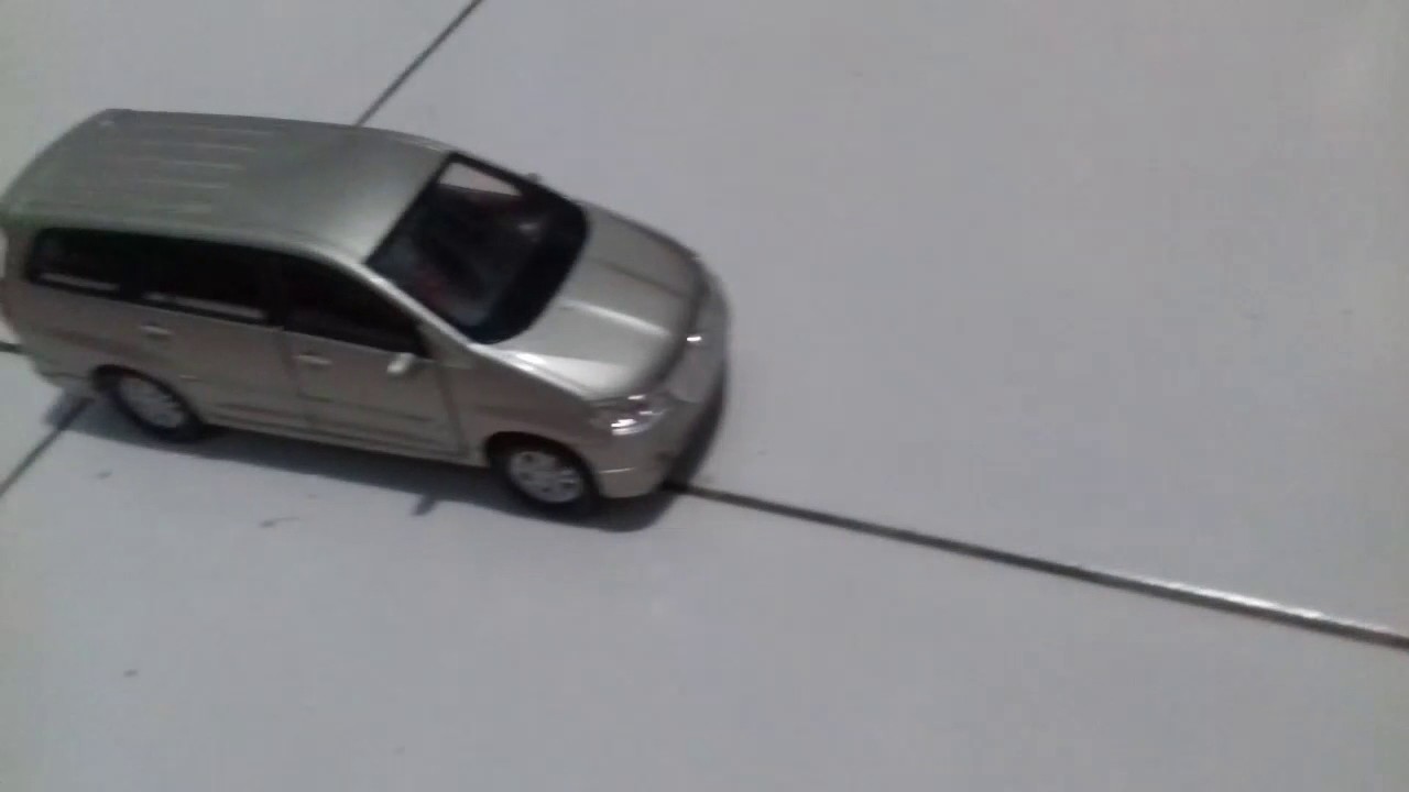 Welly innova diecast toyota innova G luxury - YouTube