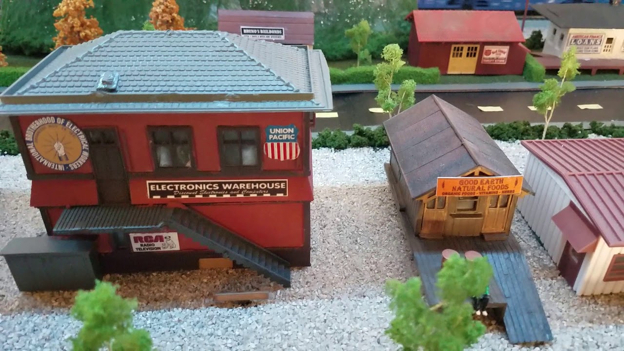 4'x10' ho scale model train layout - YouTube