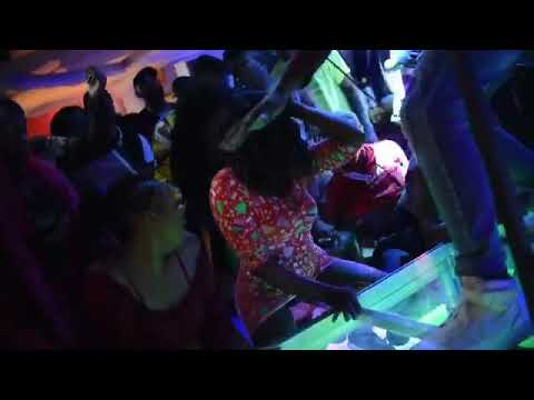 kenyan girls grinding at mombasa night clabs #kenyatwerking #rombosa # suguliwa #nairobi