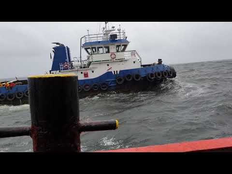 Kapal di Laut Muara Taboneo kena ombak