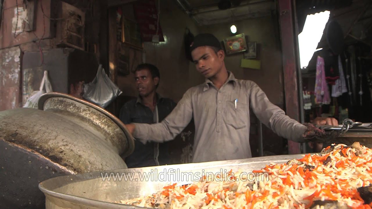 Shop selling the famous biryani of Old Delhi near Jama Masjid - YouTube