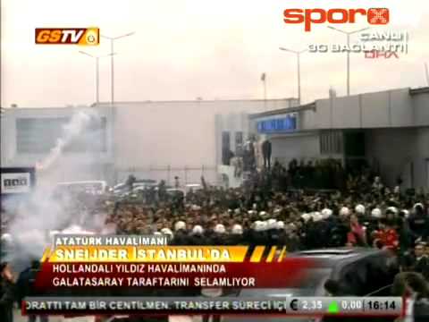 Wesley Sneijder'in arabasının üstüne çıkan GS TARAFTARI