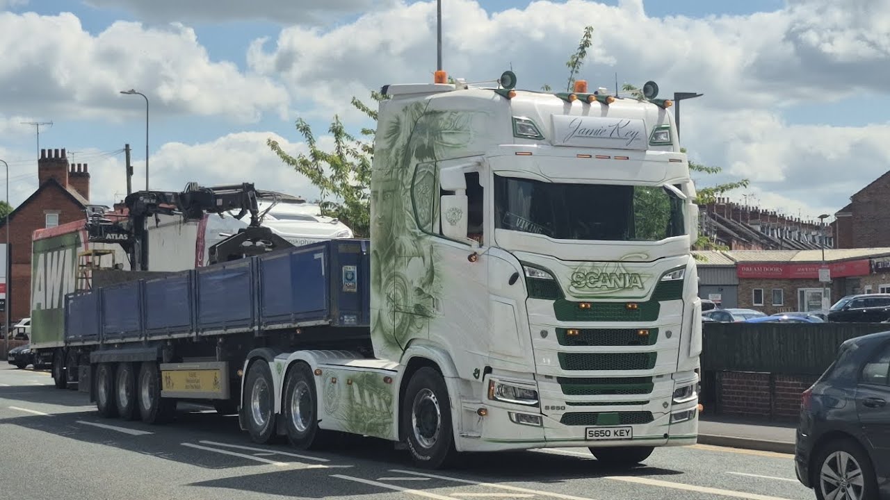 Jamie Key Scania S650 V8 passes Grantham McDonald's with airhorns on ...