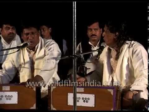 Nizami Bandhu sing 'Lal meri pat rakhiyo bala Jhoole Laalan'
