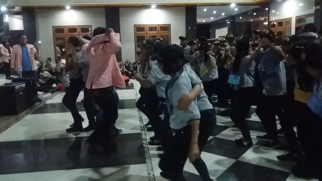 Ospek Maba Goyang antar suku( Stie Petra Bitung) - YouTube
