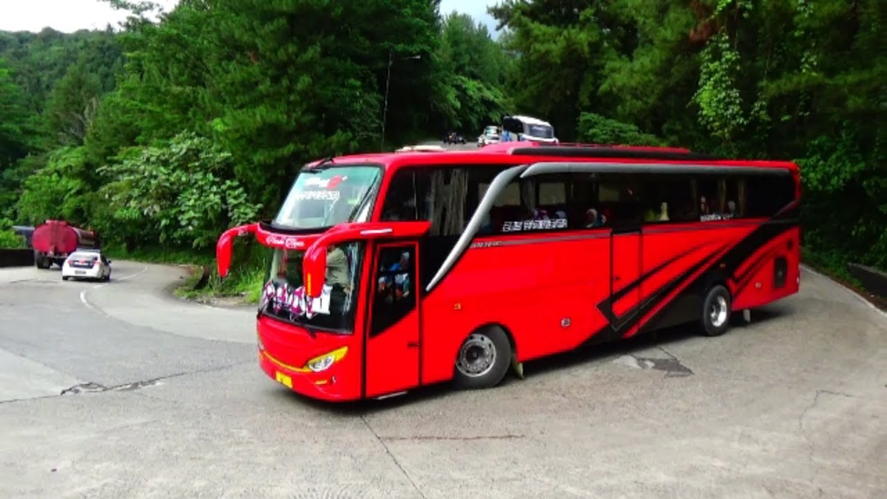 ROMBONGAN BUS BAWA CALON JAMAAH HAJI TURUNI JALUR SITINJAU LAUIK - YouTube