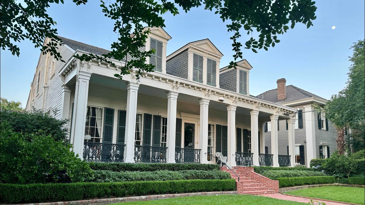 Garden District & Uptown walking tour of New Orleans residential ...