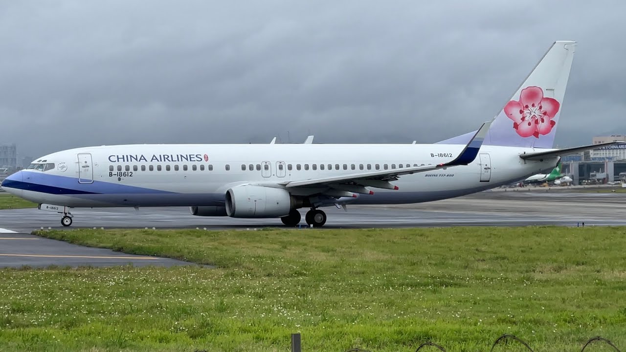 Last China Airlines B737-800 that has eyebrow windows B-18612 takeoff ...