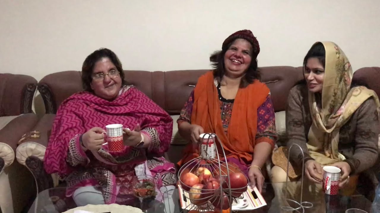 ZAIN ZIA INVITED TO CELEBRATING NEW YEAR AT HER FRIEND'S HOME - YouTube