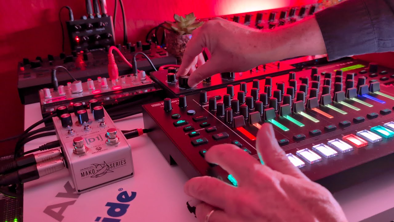 Electro jam by night | Typhon , TR8S, Volca bass & FM2 - YouTube