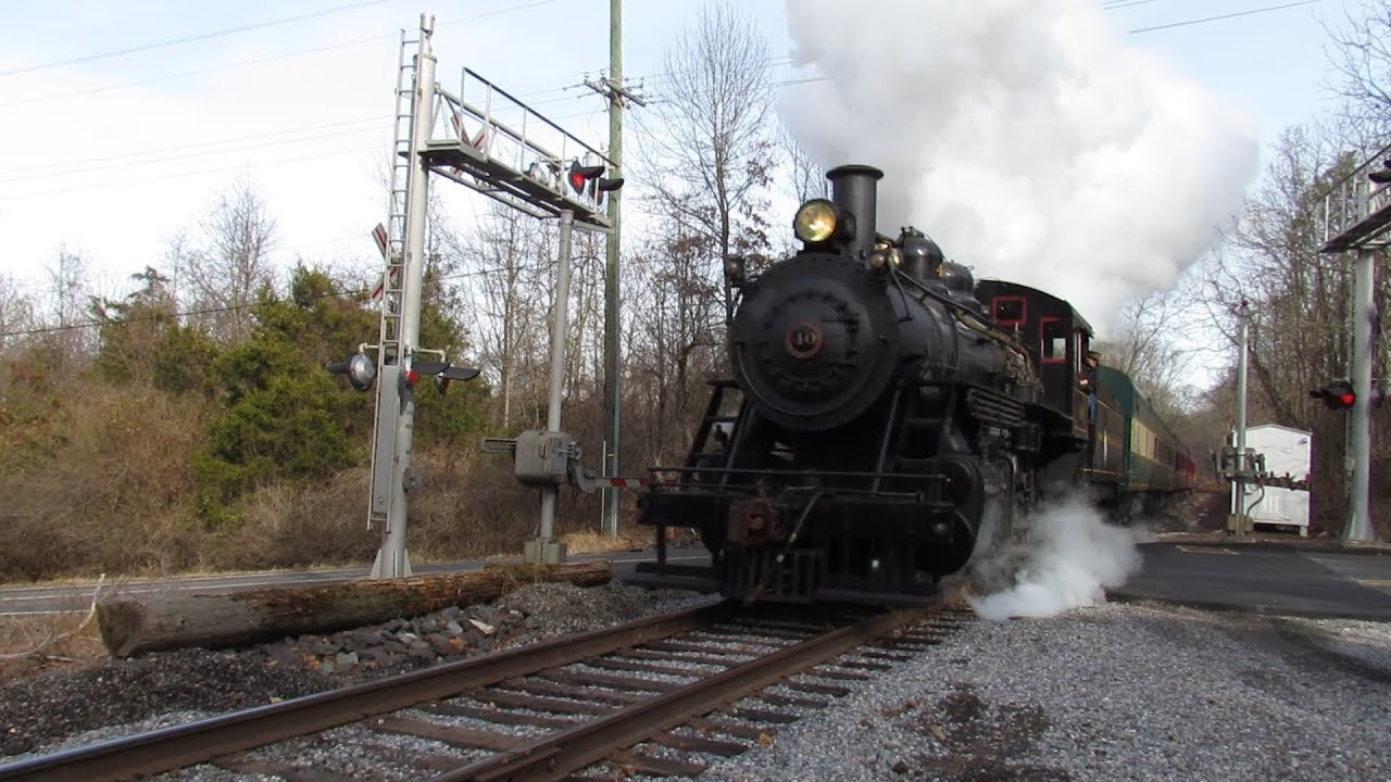 NH&I 40 running along the New Hope and Ivyland Railroad - YouTube