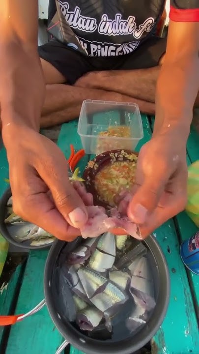 Masak dan makan ikan hasil mancing di laut enak ni #fishing - YouTube