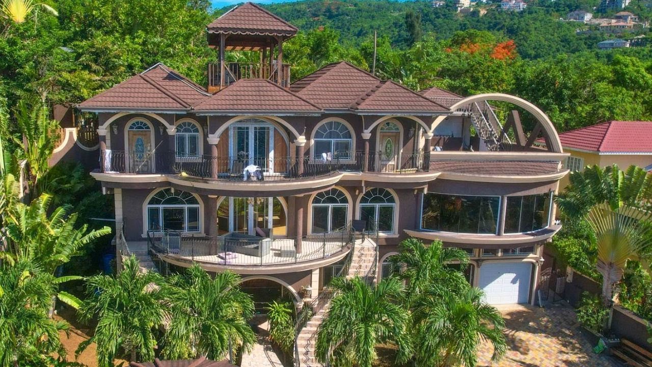 Extraordinary 7 Bedroom 9 Bathroom House At Lady Hamilton Drive ...