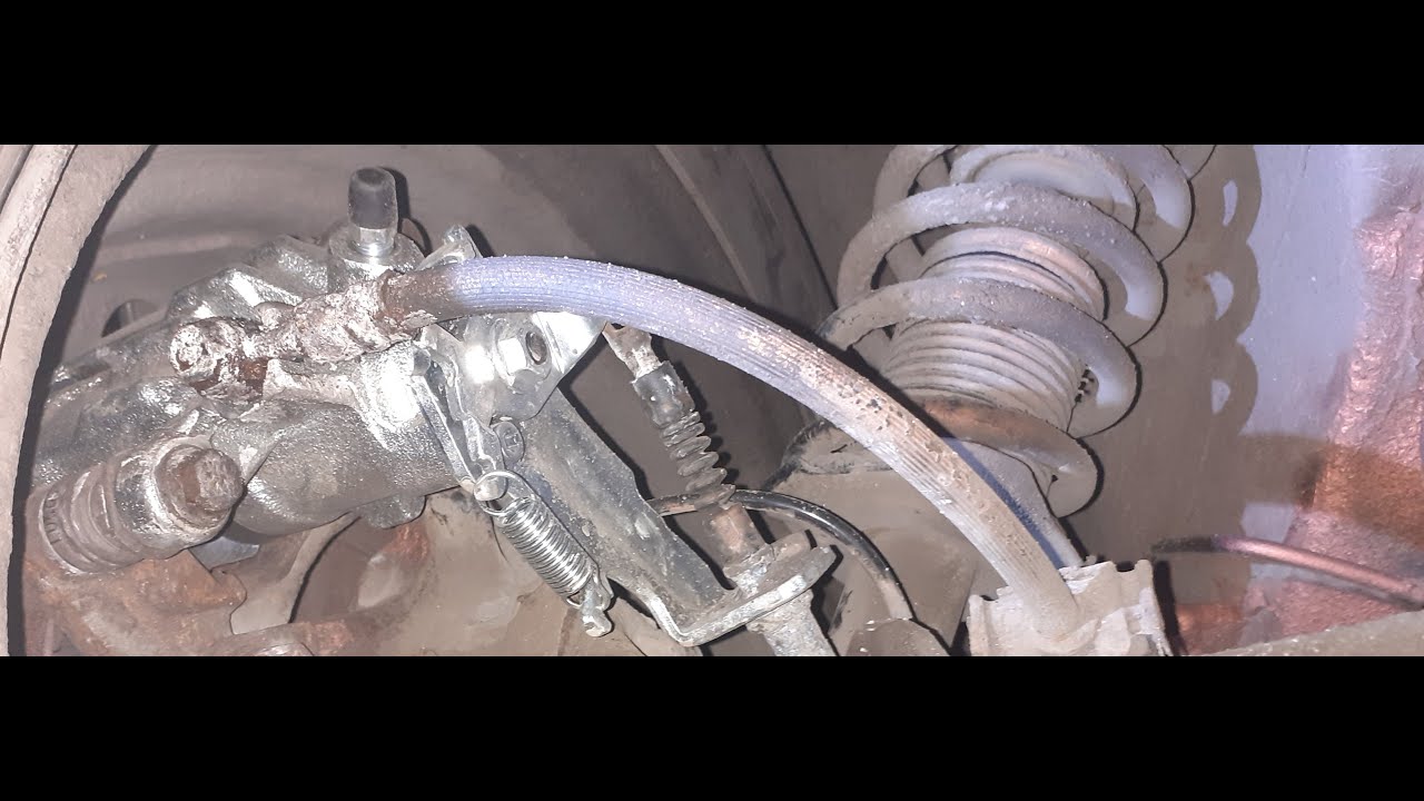 Замена заднего тормозного суппорта Nissan Almera N16 2004г рестайлинг ...