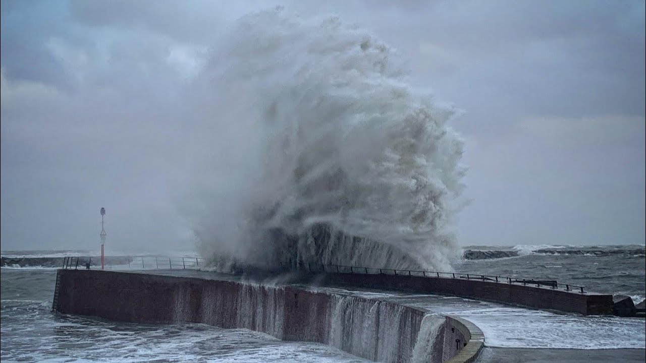 Storm Corrie op Scheveningen (Den Haag) 2022 - YouTube