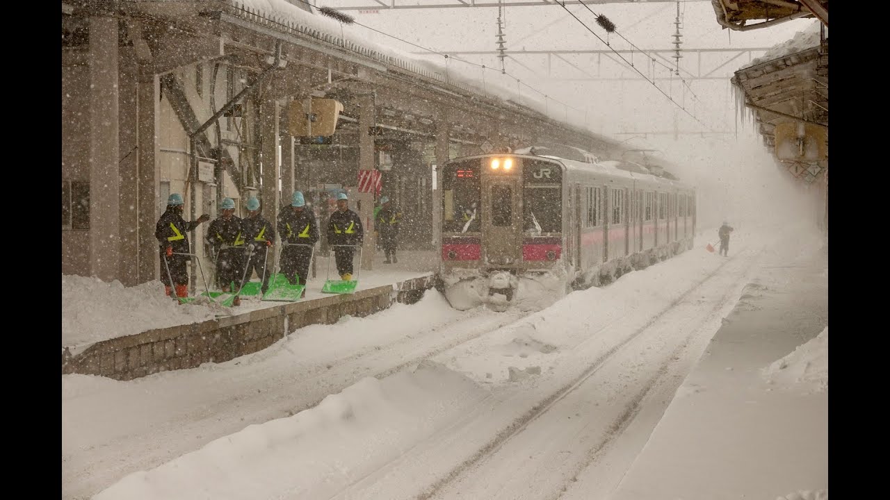 Trains in Aomori, The Most Snowy Area in the World ! 8m of snow ...