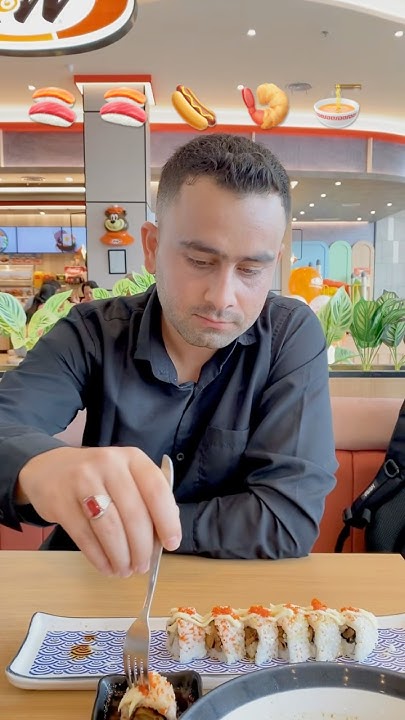 Katsu roll sushi nya enak bangett rambah lagi ga pke sumpit #food #video #shorts #sushi - YouTube