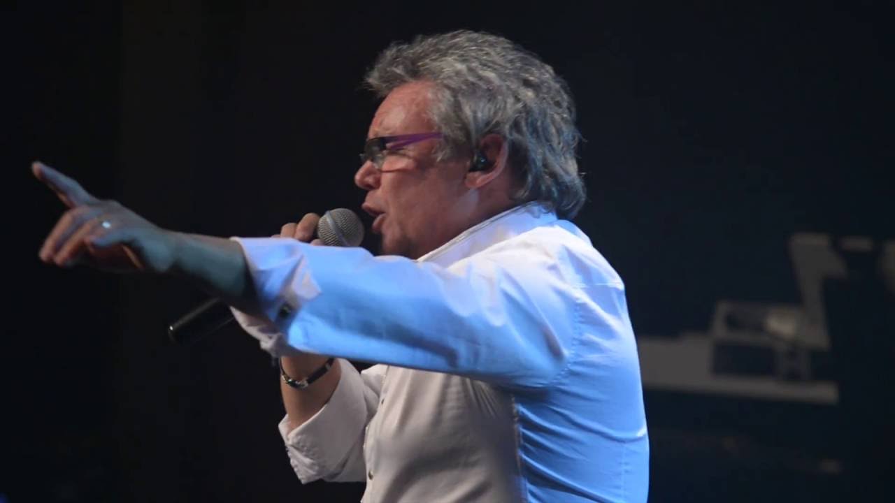 " LE CHANTEUR " - ANTON ROMAN chante BALAVOINE - YouTube