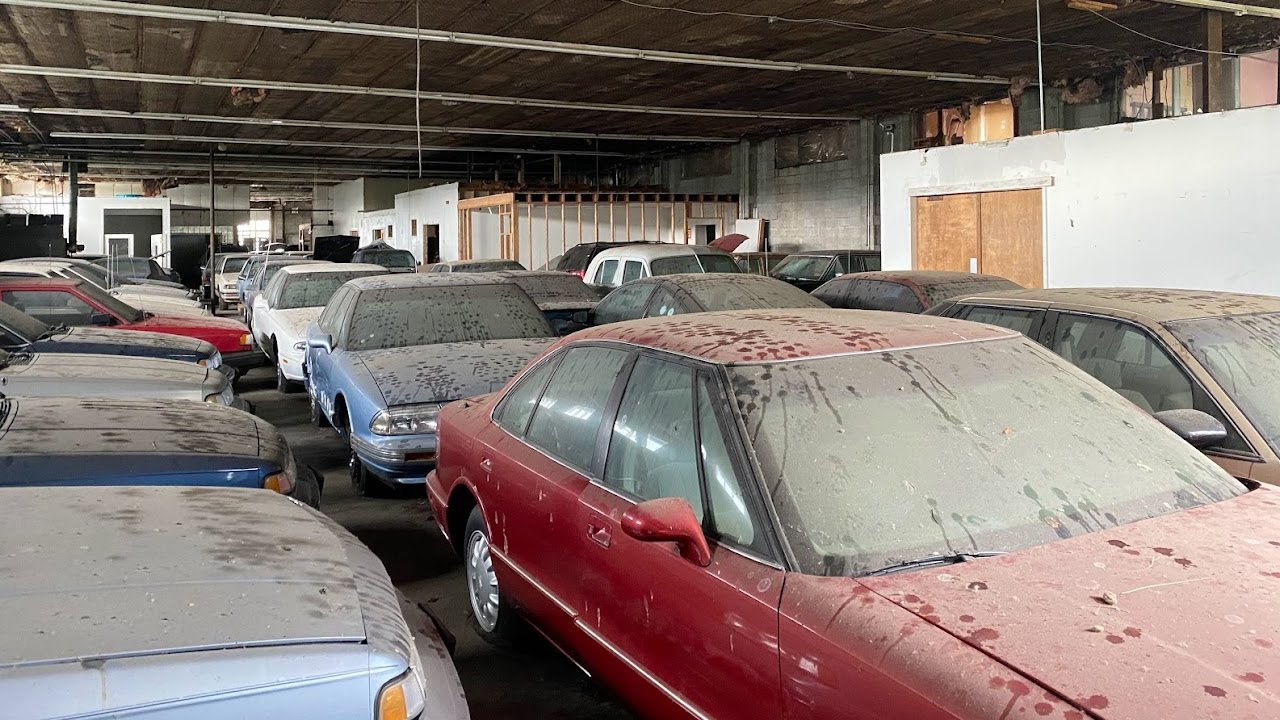 I found an abandoned building full of old cars... - YouTube