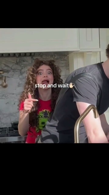 stop and wait😝😝🤚 #kalogerasisters#trend#elianakalogeras#sundaykalogeras ...