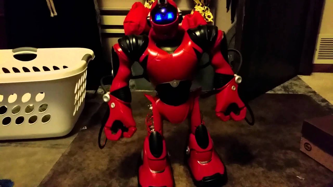 Red robosapien v2 with brand new batteries - YouTube